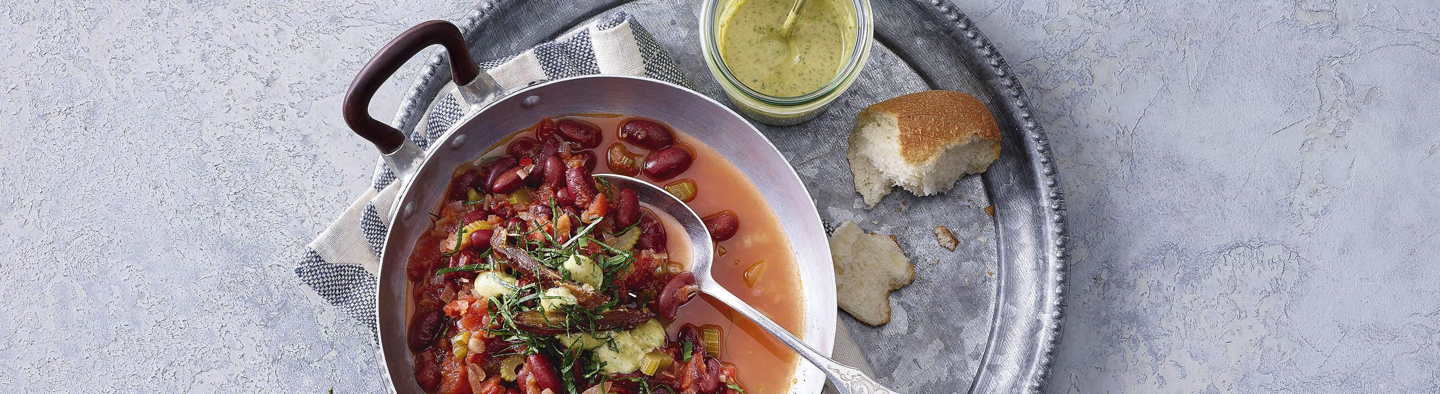 Kidneybohnen-Chili mit Dattel-Orangen-Crème | Rezepte | Kuhn Rikon