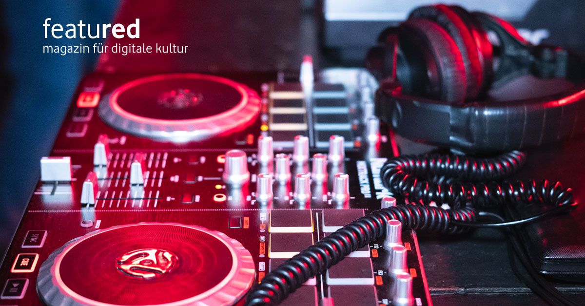 Dieser DJ macht Techno-Musik mit seiner Roboter-Band