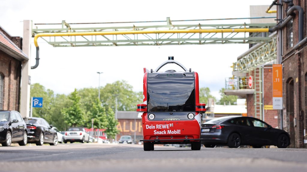 Erstes autonomes Snack-Mobil von Vodafone und Rewe rollt durch Köln