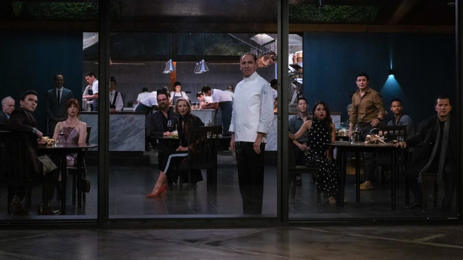 The Menu streamen: Die Horrorkomödie mit Ralph Fiennes im Heimkino