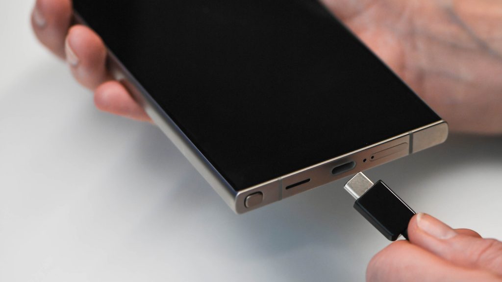 Galaxy S24 laden: Das musst Du zu Akku und Co. wissen