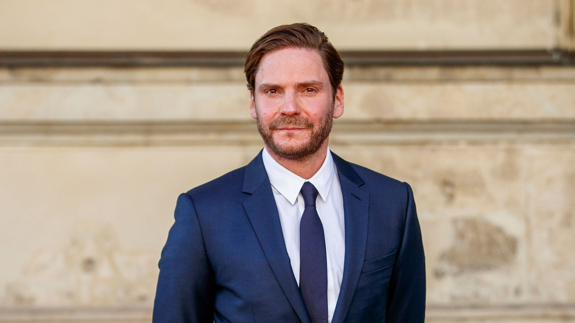 Kaiser Karl-Serie: Alles zum Lagerfeld-Biopic mit Daniel Brühl