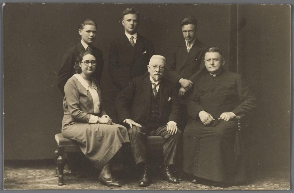 Jef Denyn met studenten op beiaarddag Tilburg, 1931 | Regionale Beeldbank