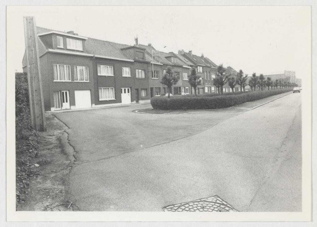 Hanswijkdries, zicht op het einde van de straat tegen de Spoorwegstraat ...