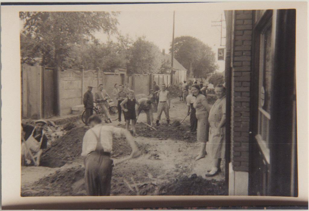 Aanleggen van riolering in de Leopoldstraat. | Regionale Beeldbank