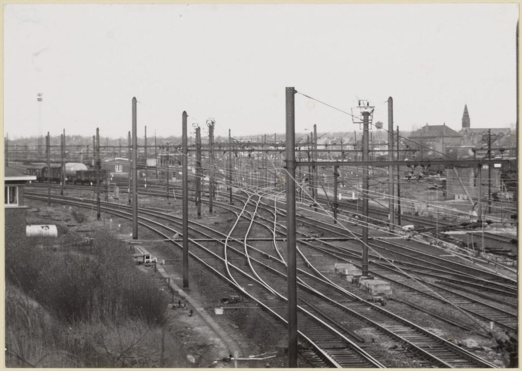 Sporen aan het rangeerstation, aan de centrale werkplaatsen van de N.M ...