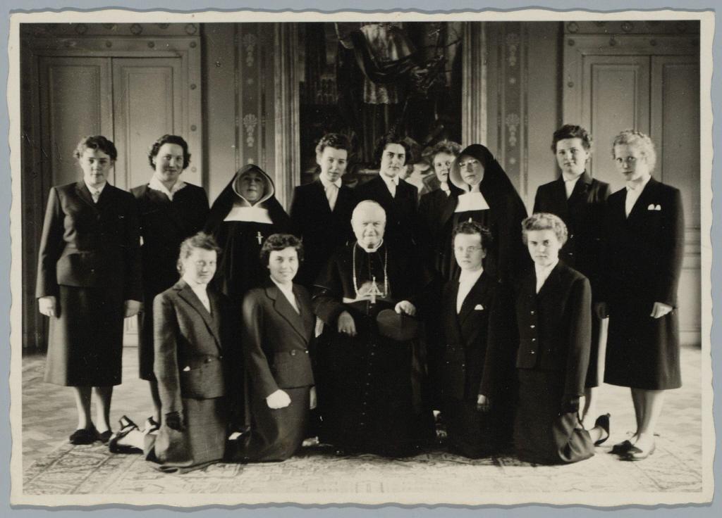 Gediplomeerden van het 2e jaar handelsregentaat van het Onze-Lieve ...