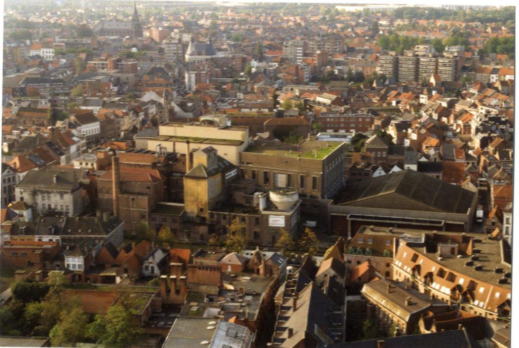 Zicht vanuit de lucht op de brouwerijgebouwen van Lamot | Regionale ...