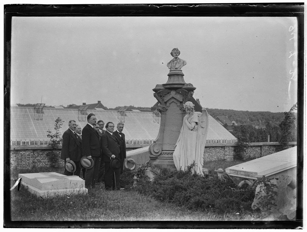 Groep prominenten (wie ?) bij het grafmonument van Anton Bergmann (Lier ...